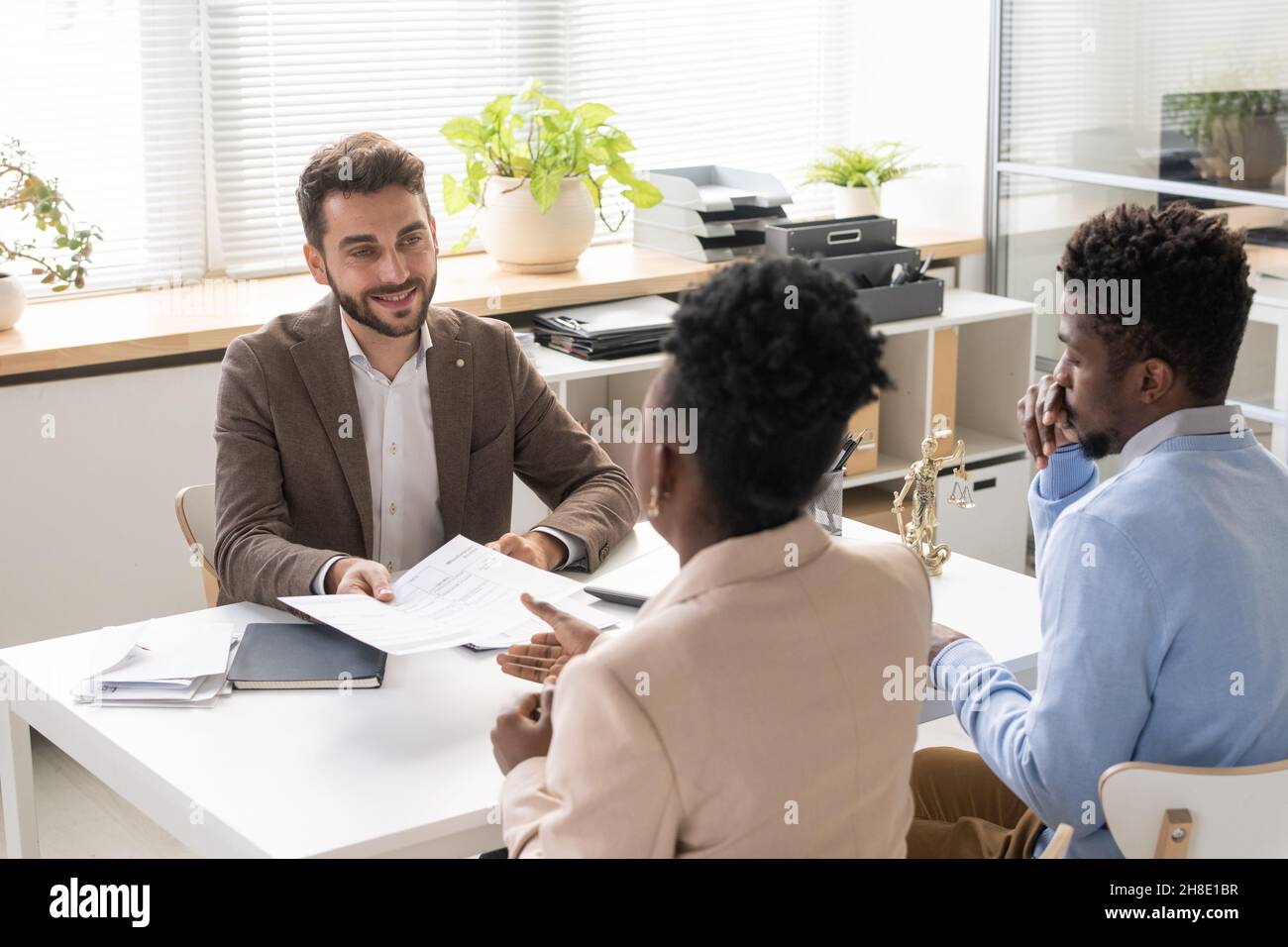 Giving documents hi-res stock photography and images - Alamy