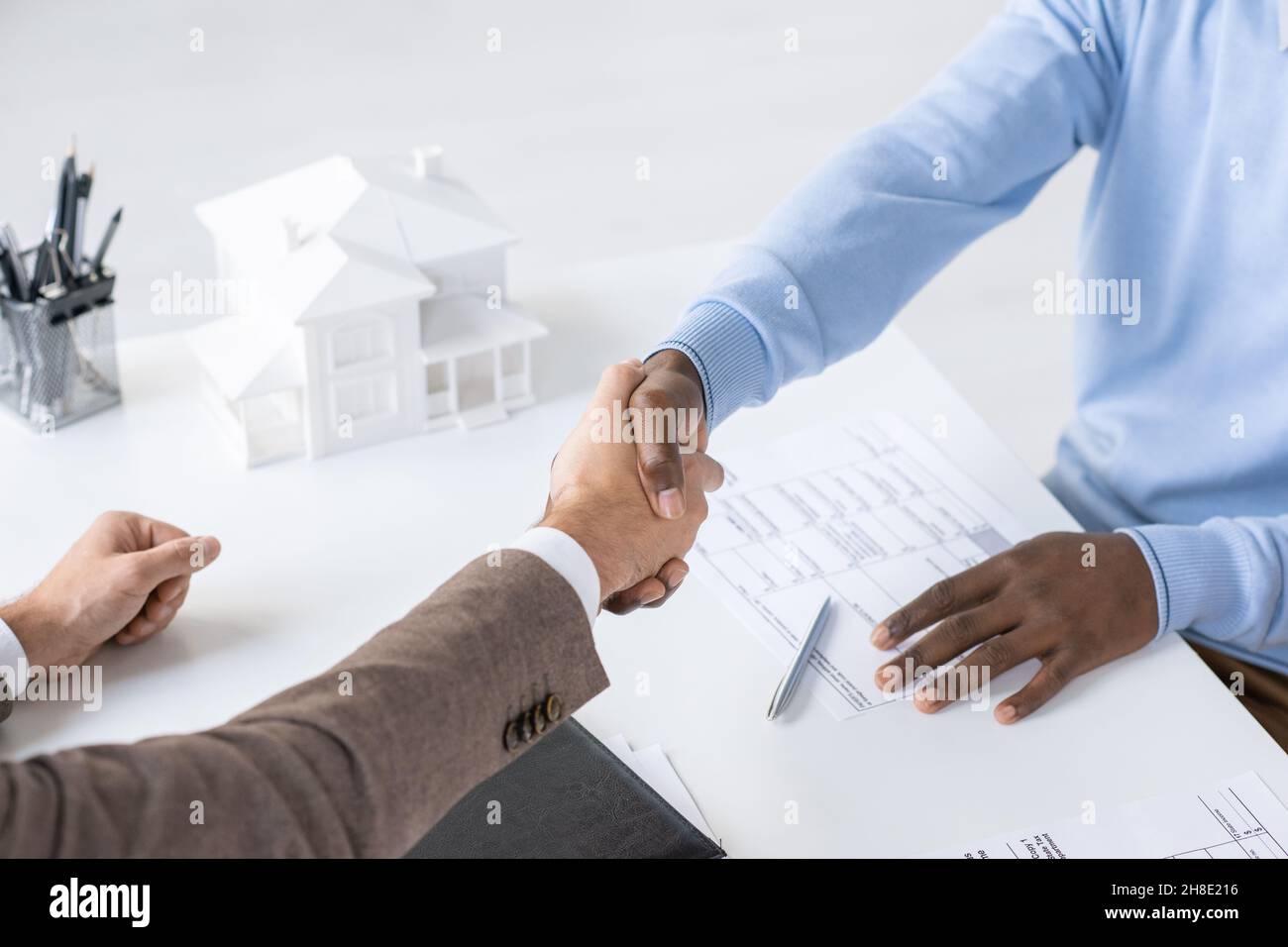 African hand signing legal document hi-res stock photography and images ...
