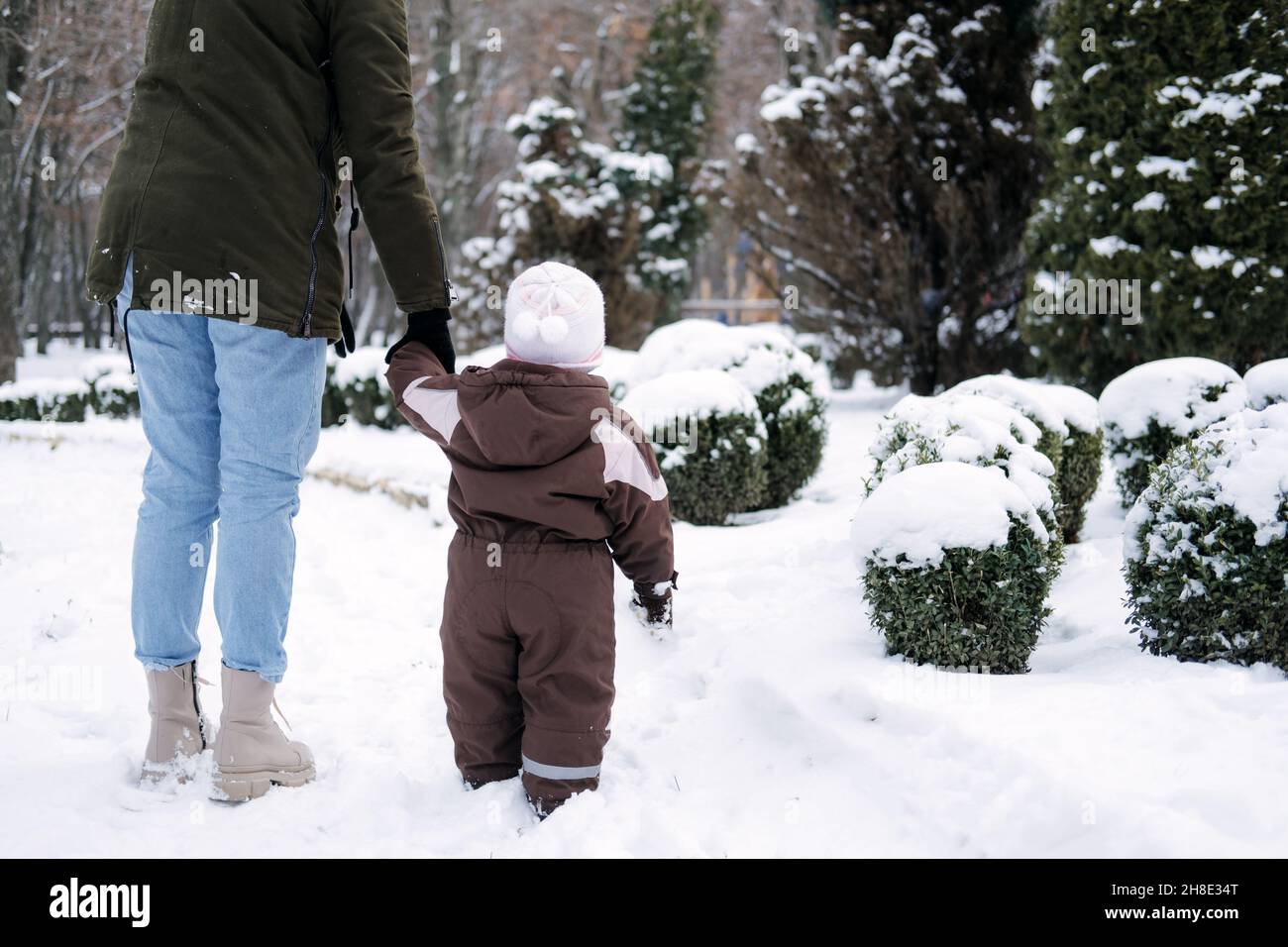 Best Outdoor Winter Activities with Baby. Baby toddler in Winter, How ...
