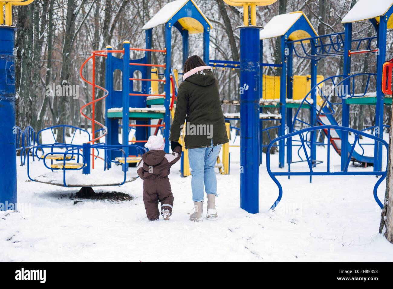 Best Outdoor Winter Activities with Baby. Baby toddler in Winter, How ...