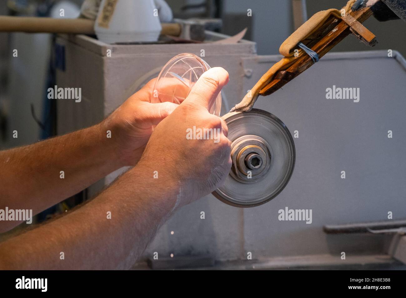 Making crystal glassware hi-res stock photography and images - Alamy