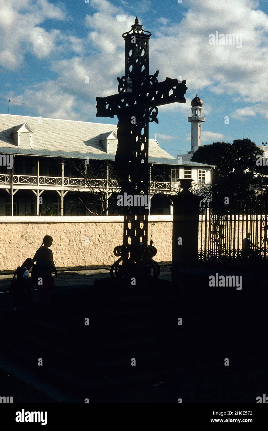 Cross and minaret: religious tolerance in Mauritius Stock Photo - Alamy