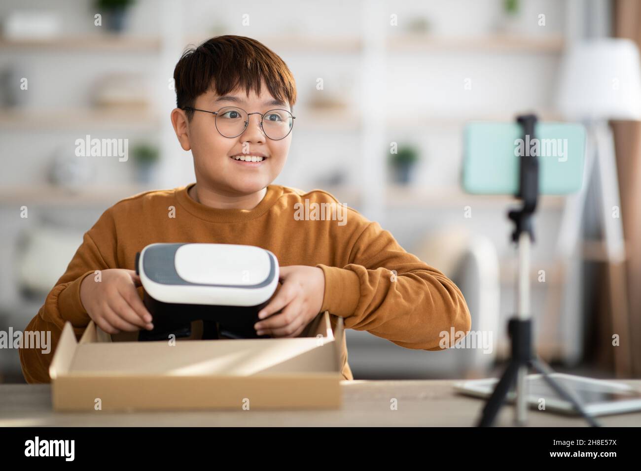 Fat guy vr hi-res stock photography and images - Alamy