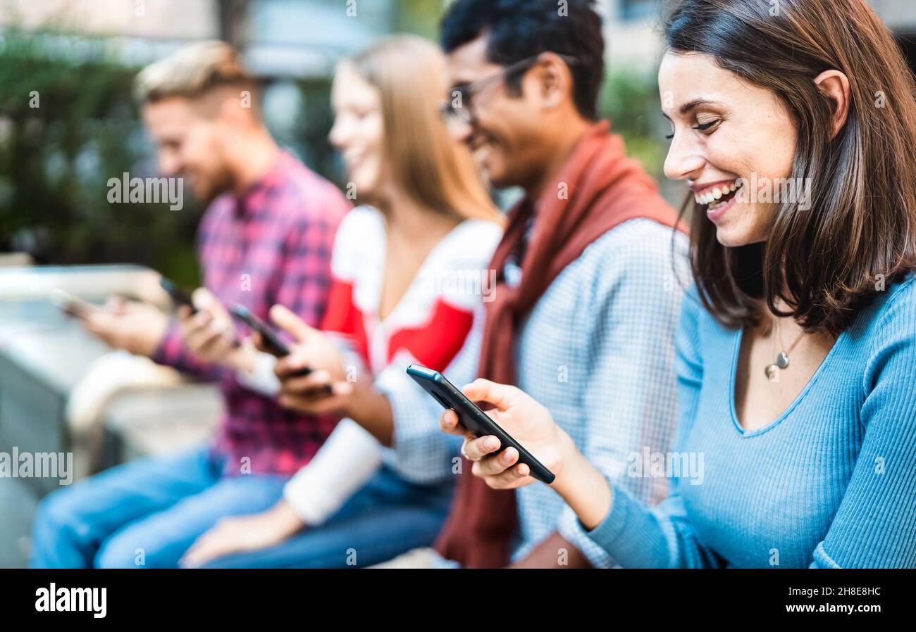 Multicultural group using smartphone at urban city context - Milenial ...