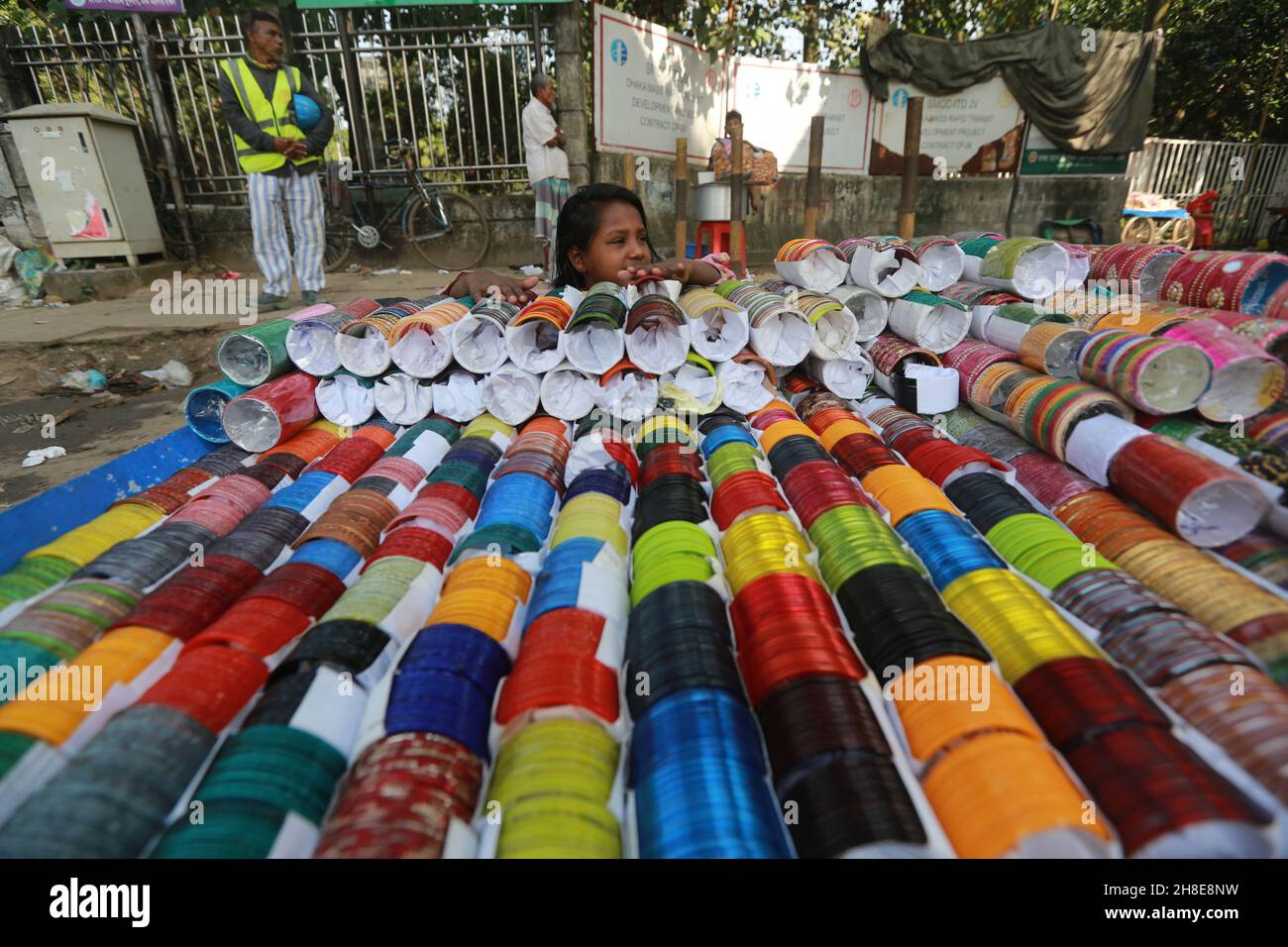 A girl sells bangles on a street in Dhaka, Bangladesh Stock Photo - Alamy