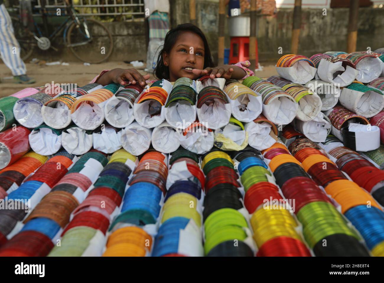 A girl sells bangles on a street in Dhaka, Bangladesh Stock Photo - Alamy