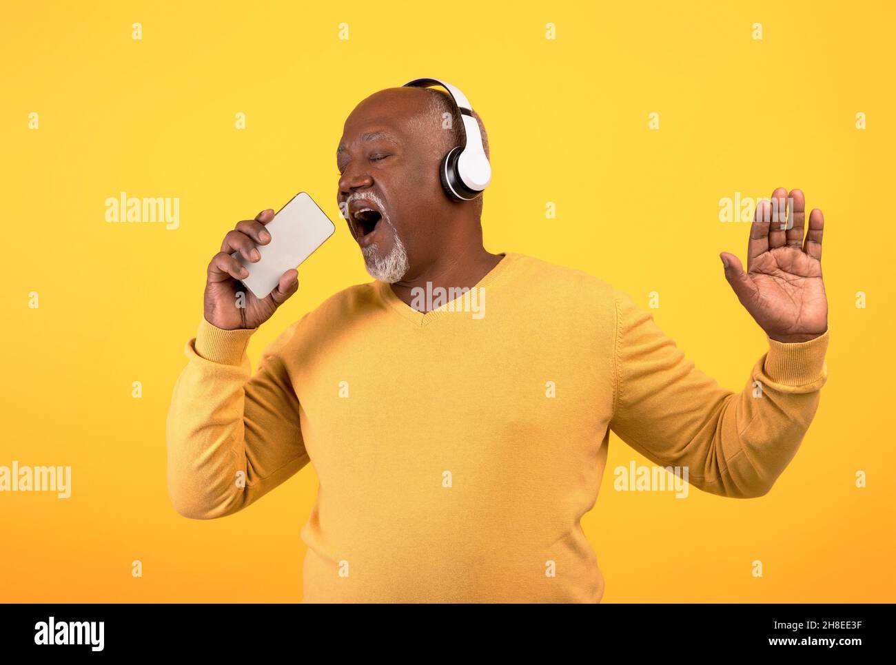 Using smartphone music show hi-res stock photography and images - Alamy