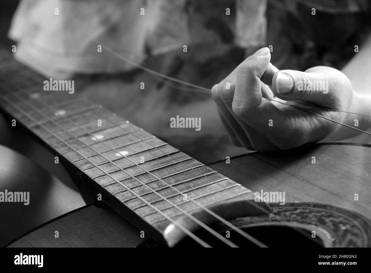 Broken guitar strings hi-res stock photography and images - Alamy