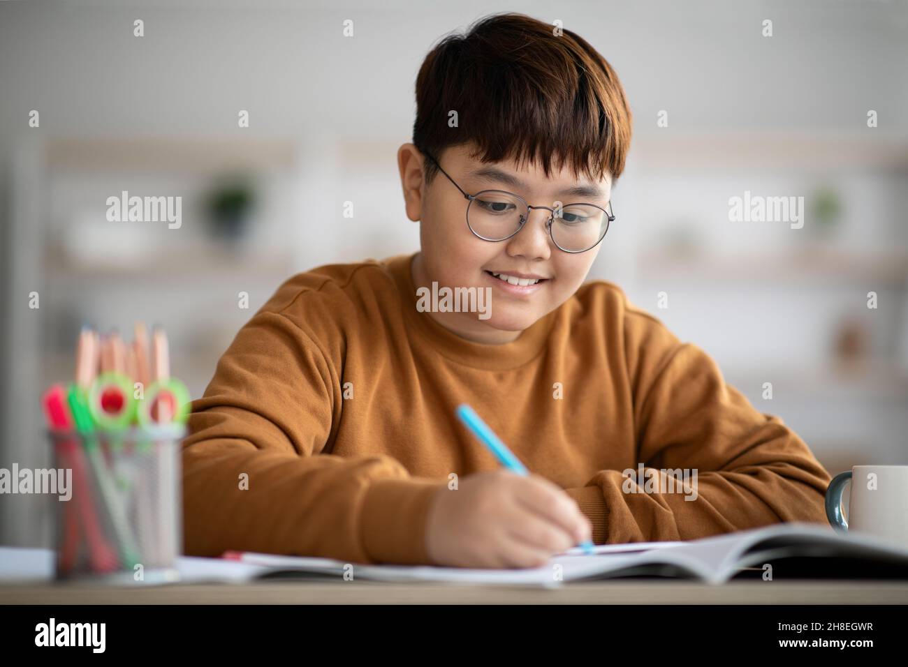 Korean teen writing hi-res stock photography and images - Alamy