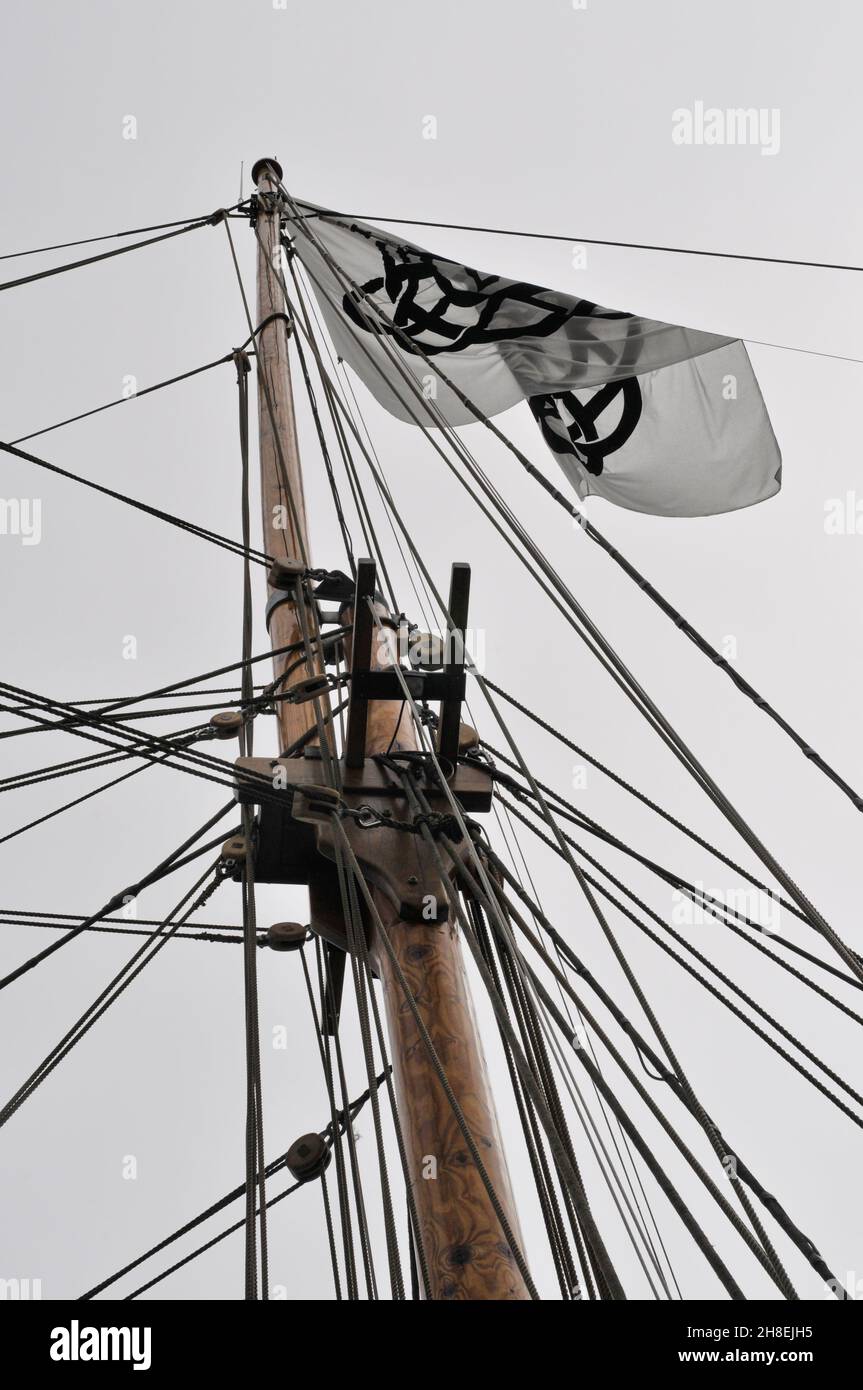 Mast of an old fashioned frigate ship Stock Photo - Alamy