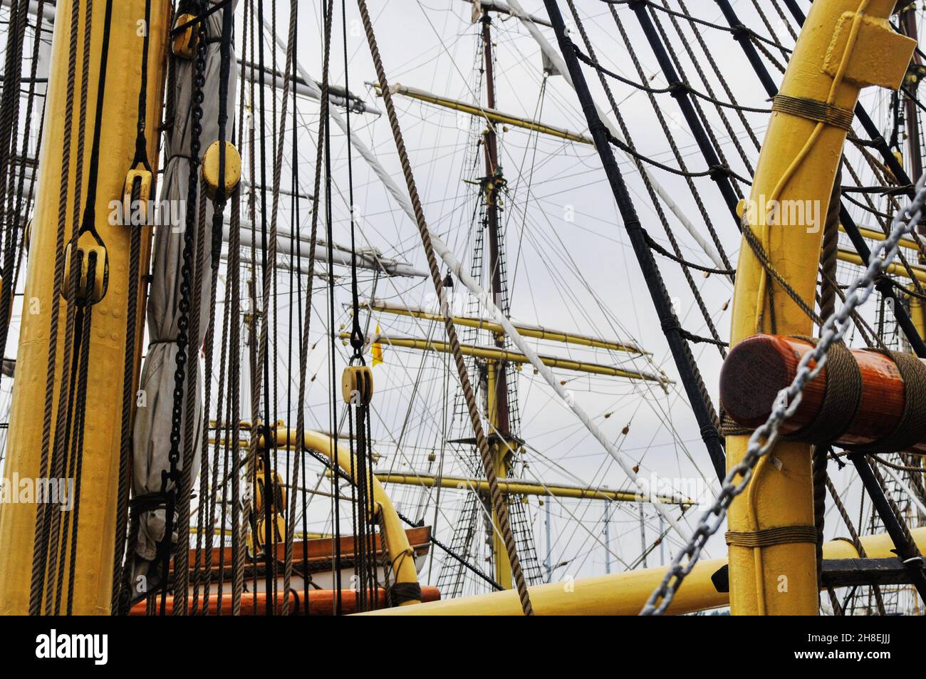 Mast and ropes of an old fashioned frigate ship Stock Photo - Alamy