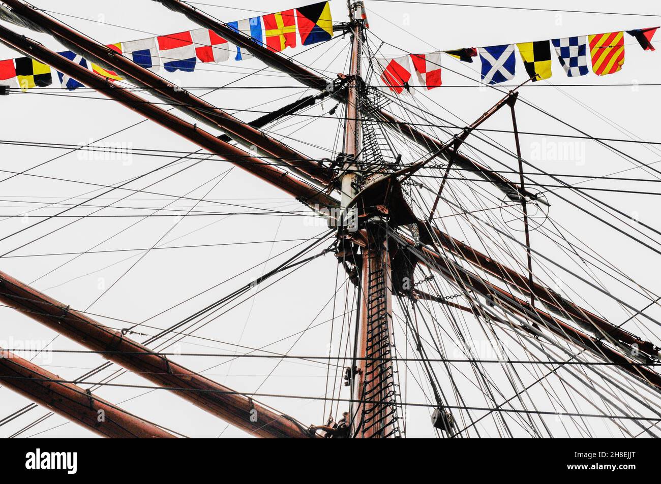 Mast and ropes of an old fashioned frigate ship Stock Photo - Alamy