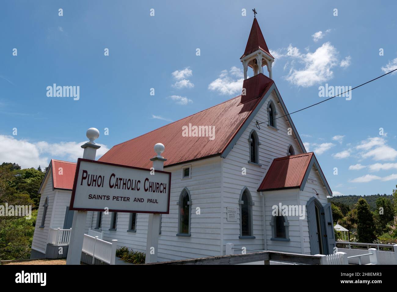 Traditional white wooden Church of Saints Peter and Paul, Puhoi New ...