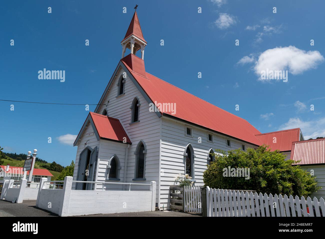 Traditional white wooden Church of Saints Peter and Paul, Puhoi New ...