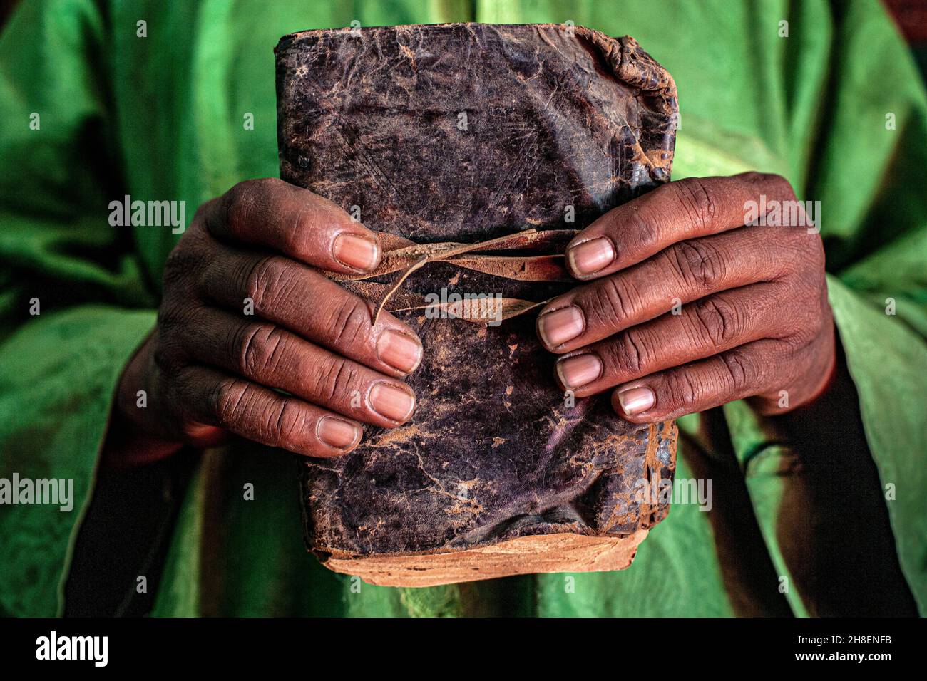 Hands holding book hi-res stock photography and images - Alamy
