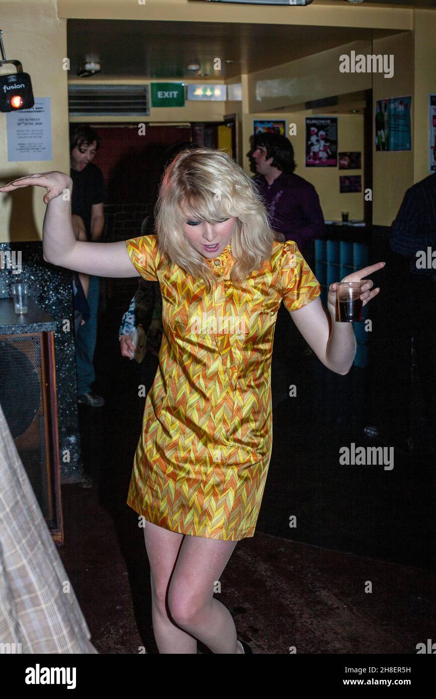 Girls dancing nightclub hi-res stock photography and images - Alamy