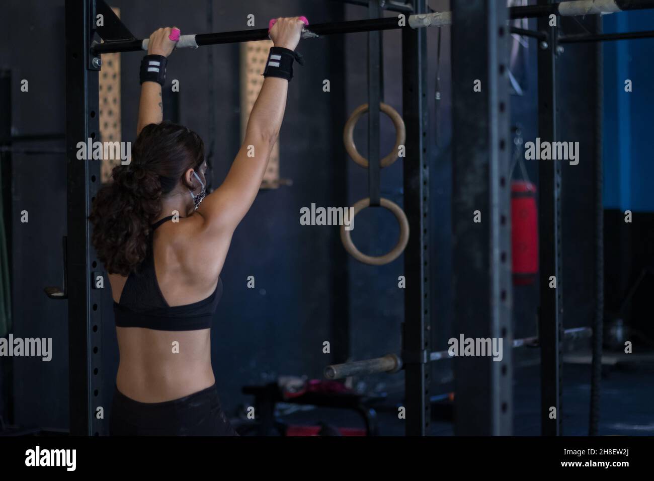 Strong athletic female doing a pull up exercise Stock Photo - Alamy