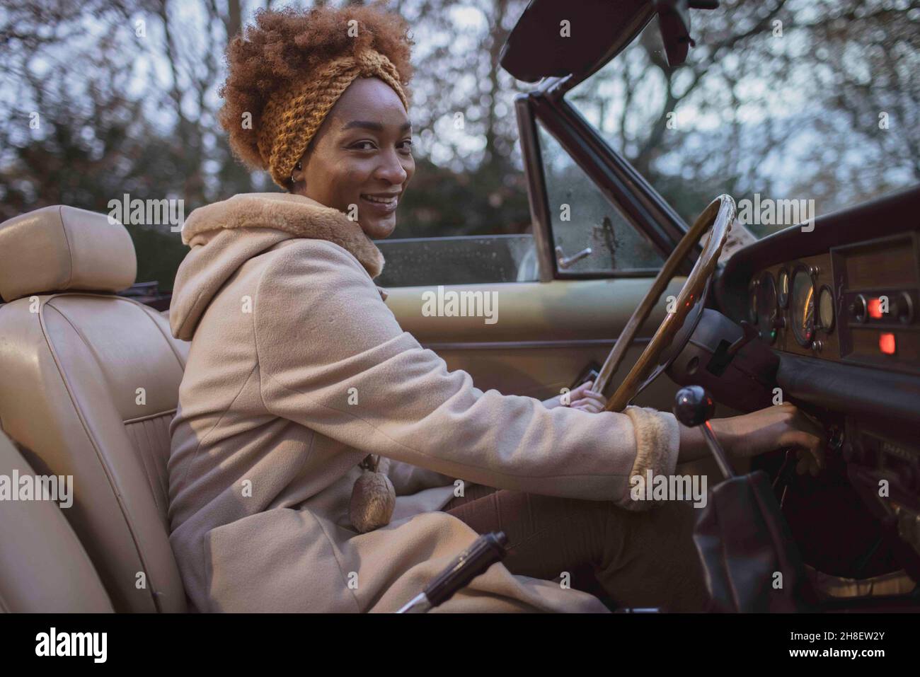 Side view portrait beautiful young hi-res stock photography and images ...