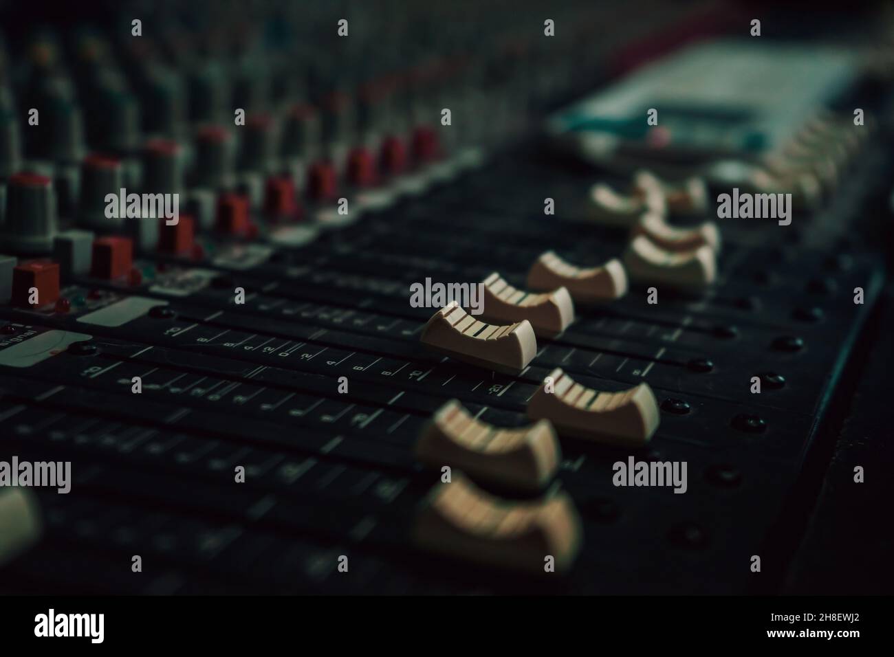 Mastering engineers hi-res stock photography and images - Alamy