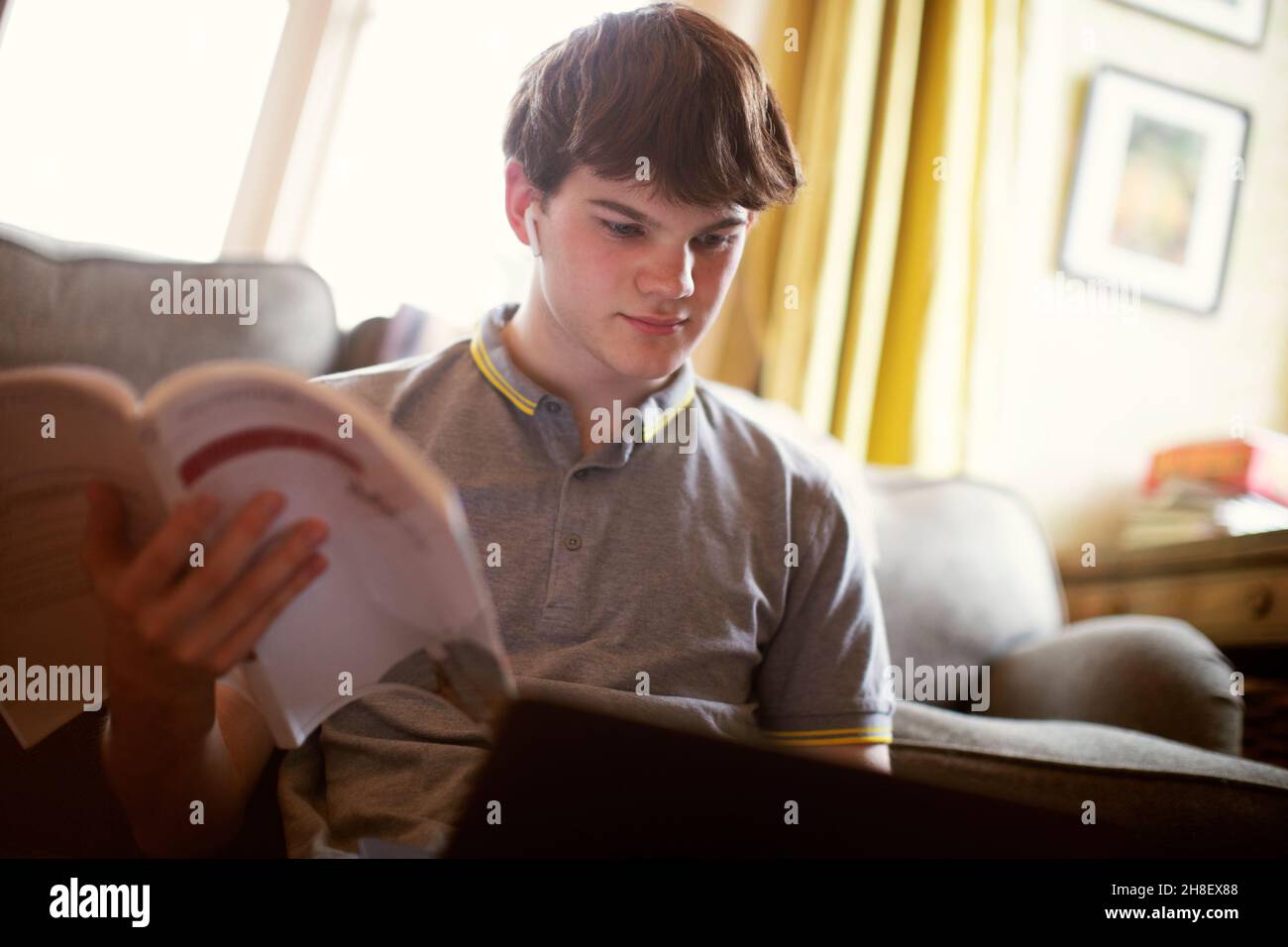 Studying laptop home teen boy hi-res stock photography and images - Alamy