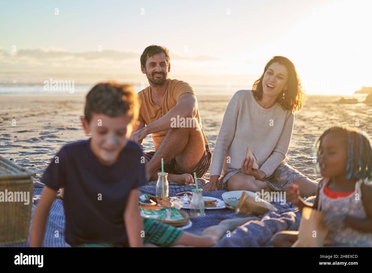 Food beach family hi-res stock photography and images - Alamy