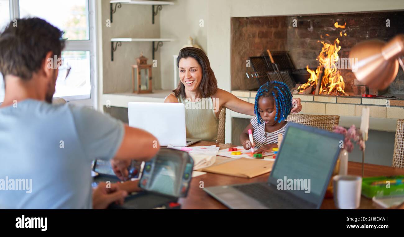 Family coloring together table hi-res stock photography and images - Alamy