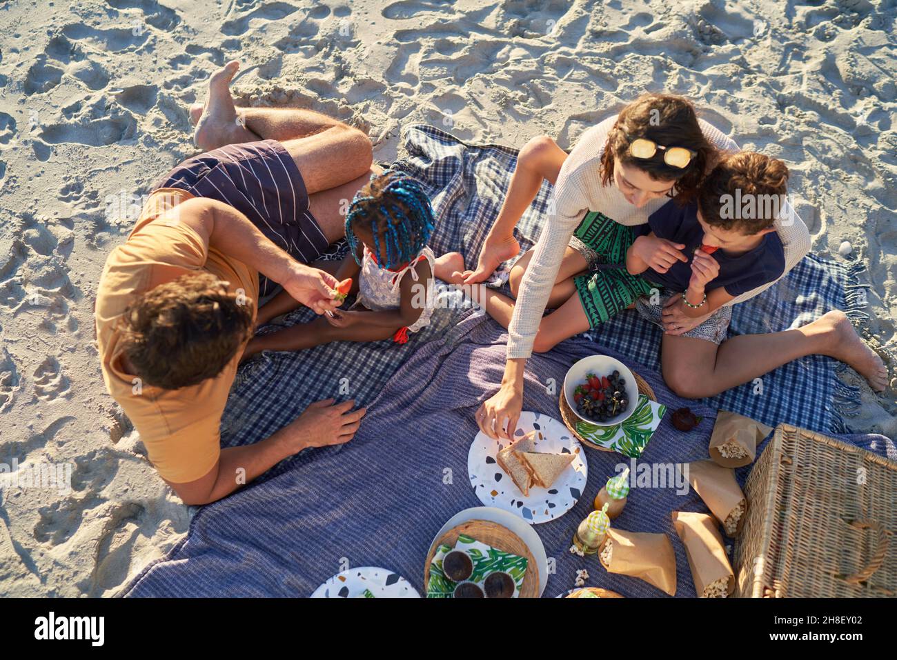 Food beach family hi-res stock photography and images - Alamy