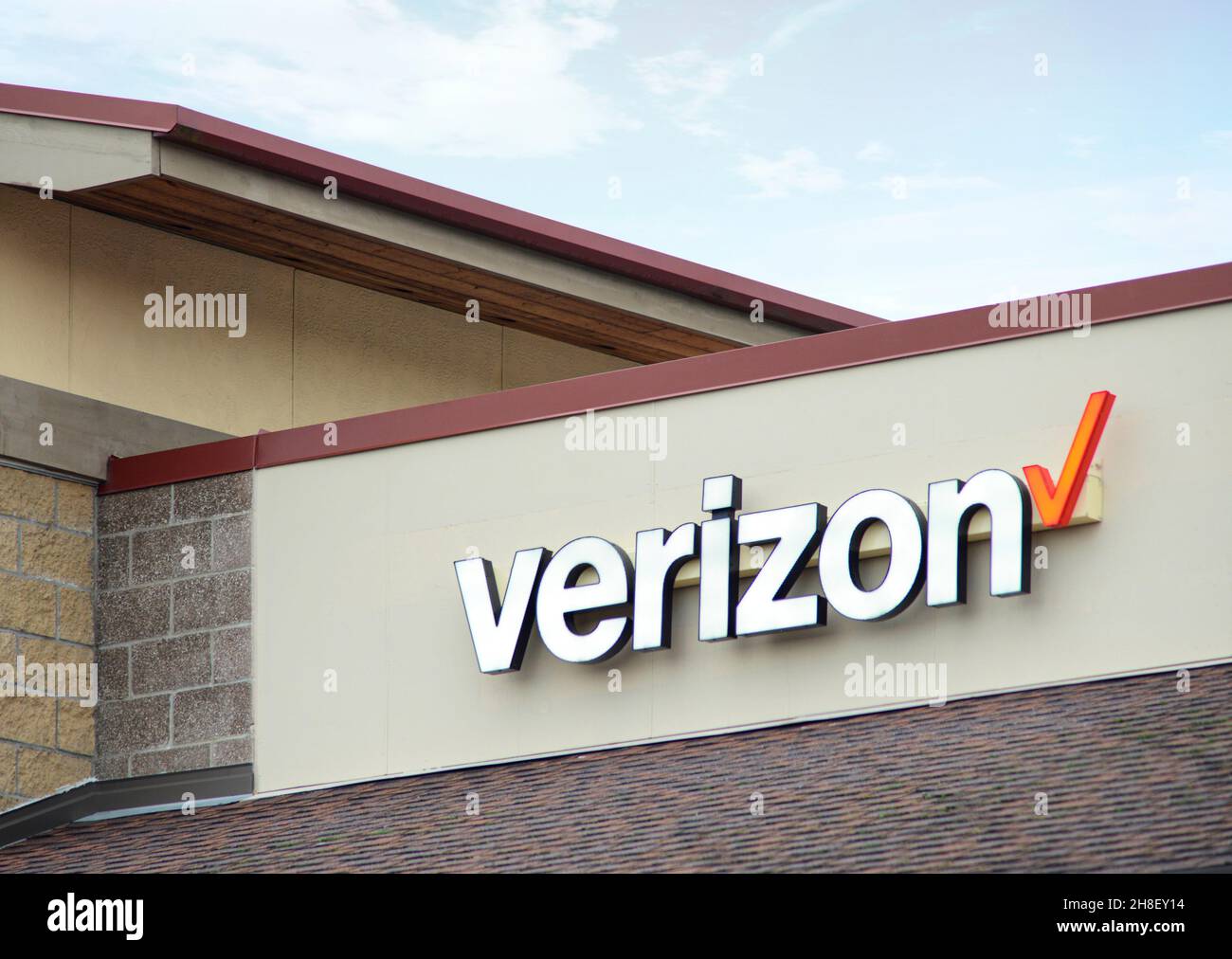 Verizon wireless front entrance exterior sign Stock Photo - Alamy
