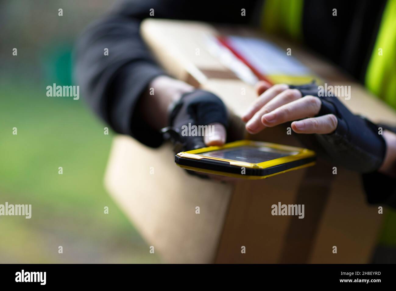 Delivery package hi-res stock photography and images - Alamy