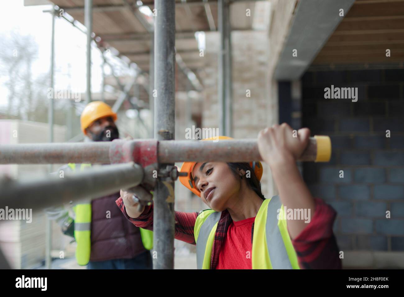 Female construction worker assembling scaffolding Stock Photo - Alamy