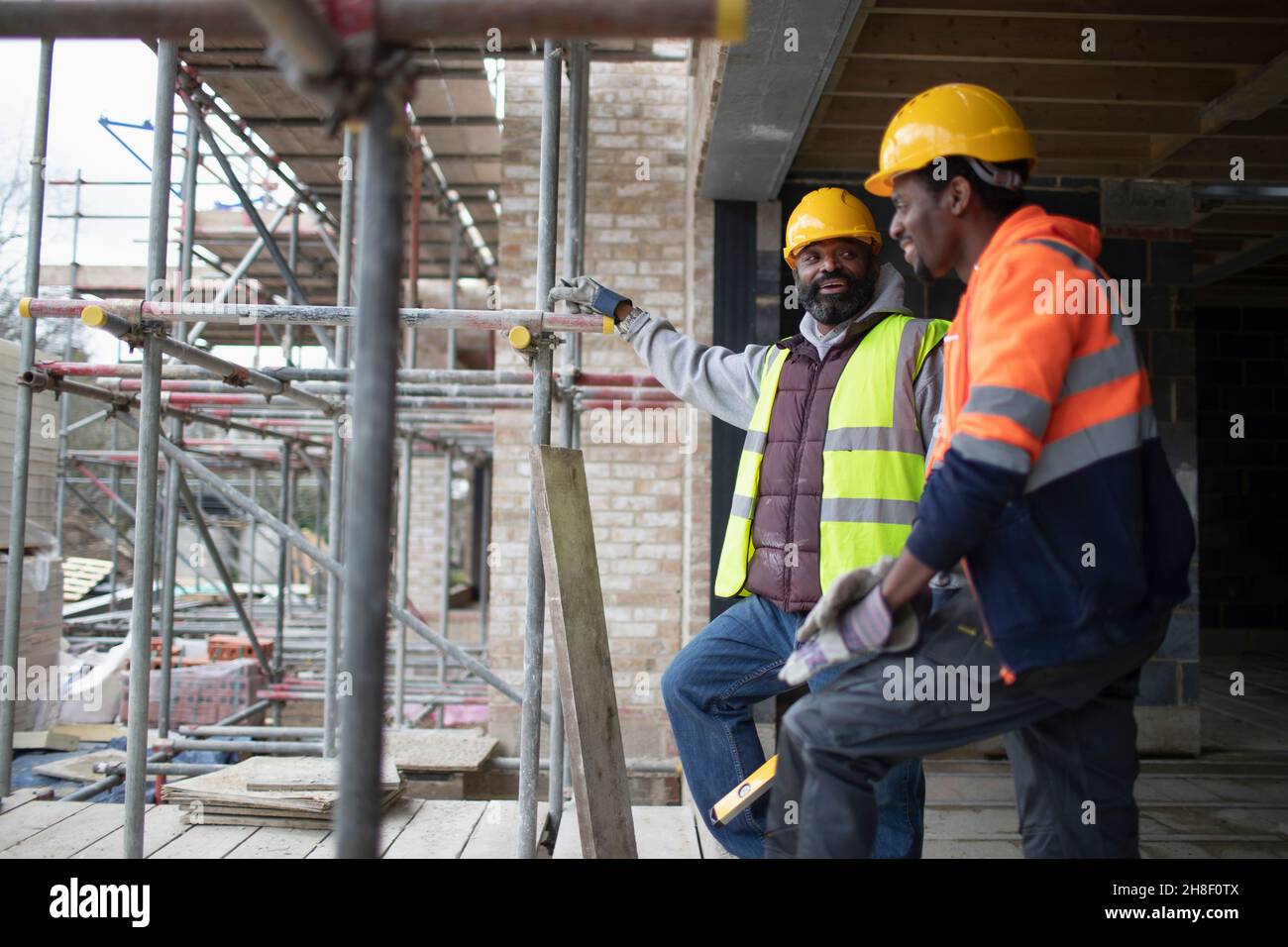 Male construction workers hi-res stock photography and images - Alamy