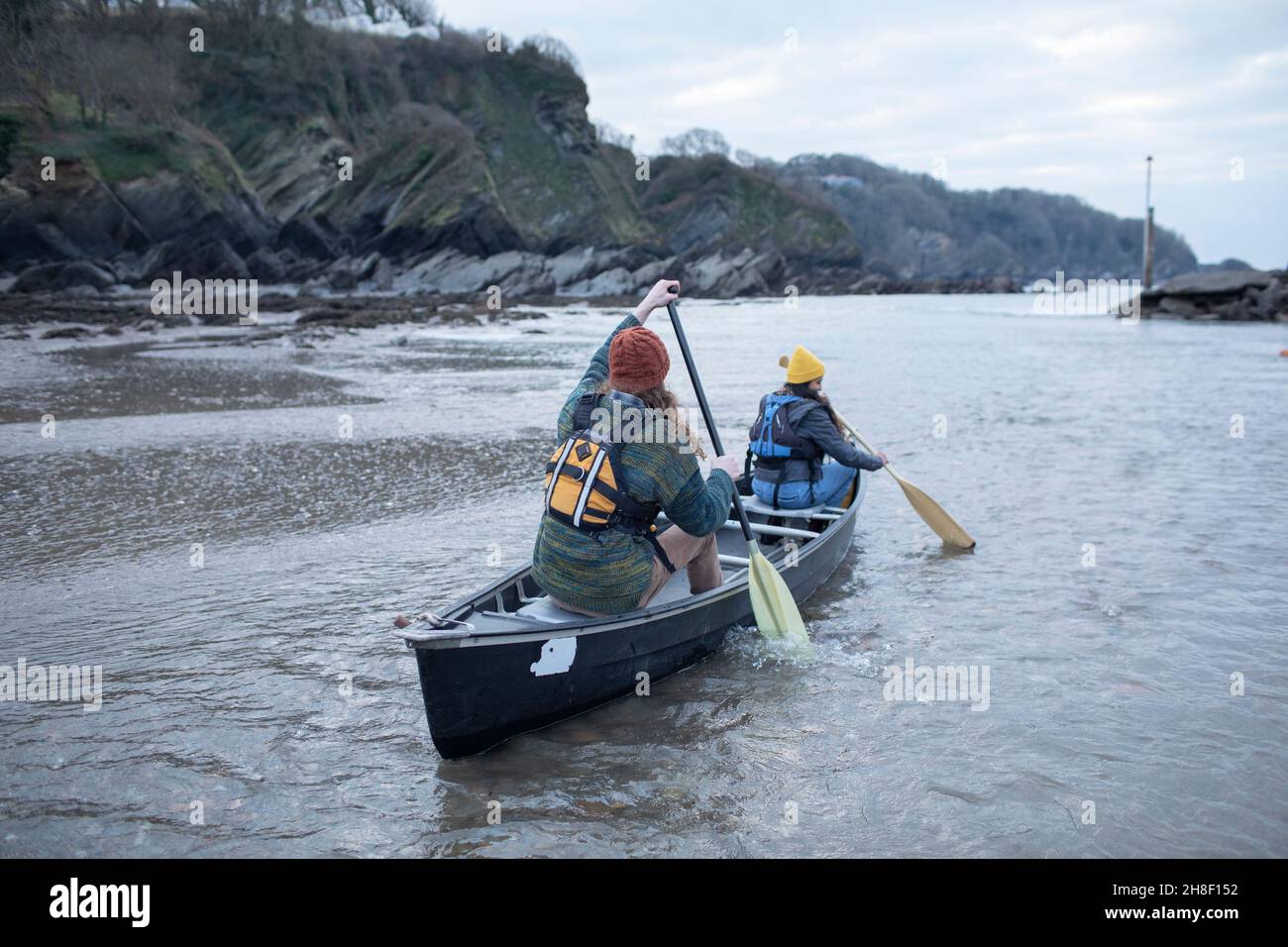 Indian paddling canoe hi-res stock photography and images - Alamy