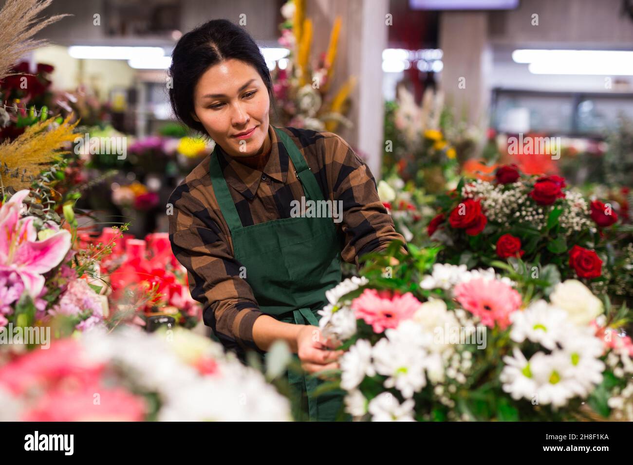 Asian flower seller prepares a luxury bouquet at flower shop Stock ...