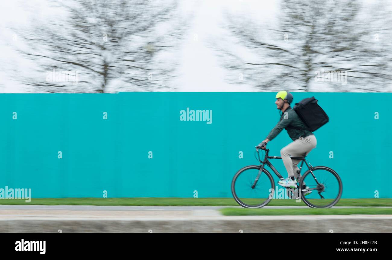 Bicycle delivery man hi-res stock photography and images - Alamy