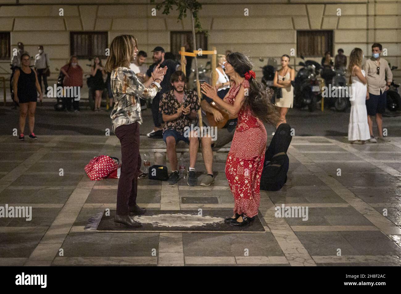 Dancers clapping hi-res stock photography and images - Alamy