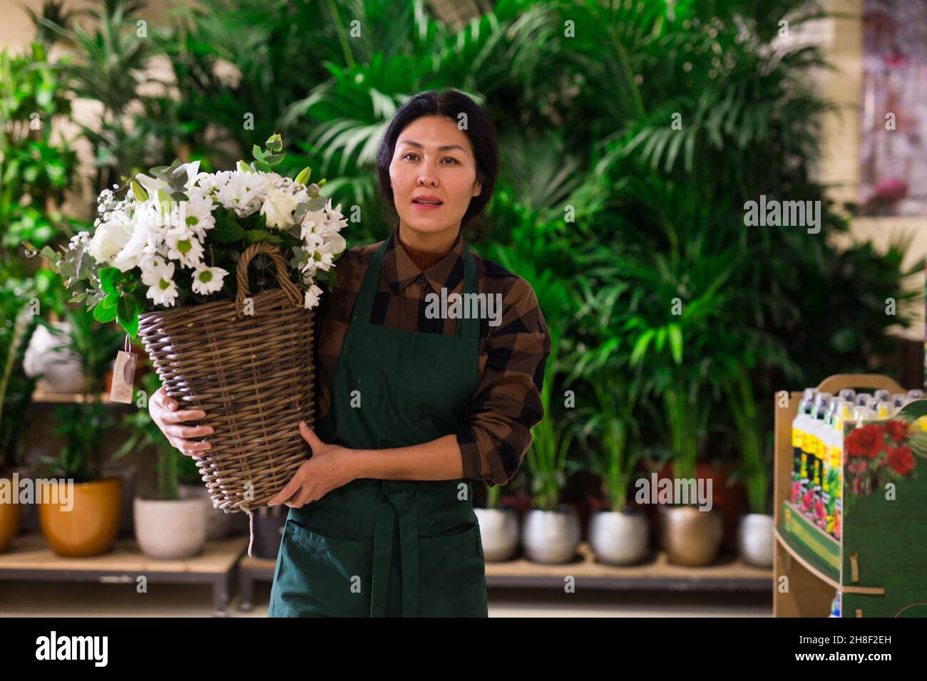 Asian flower seller prepares a luxury bouquet at flower shop Stock Photo - Alamy