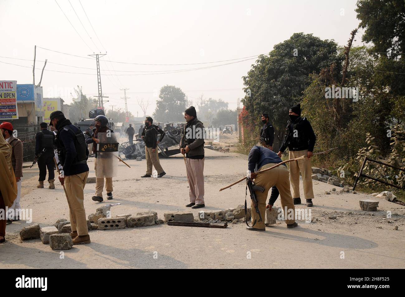 Peshawar, Pakistan. 28th Nov, 2021. An infuriated mob on Sunday ...