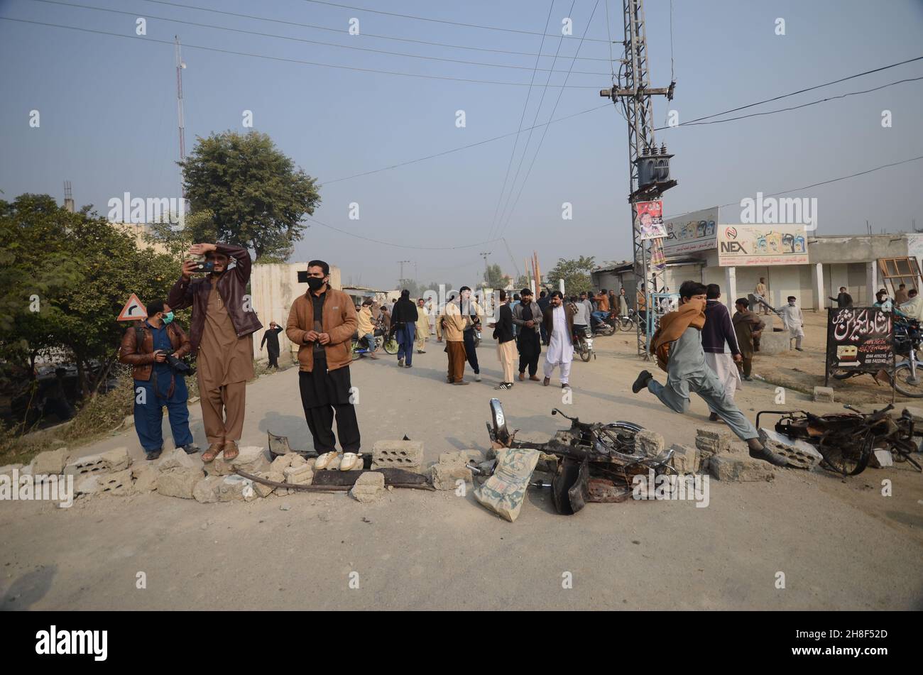 Peshawar, Pakistan. 29th Nov, 2021. An infuriated mob on Sunday ...