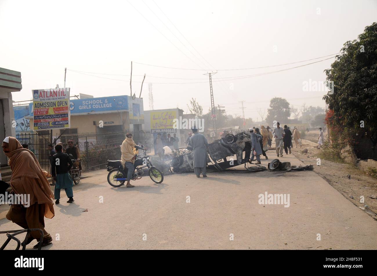 Peshawar, Pakistan. 28th Nov, 2021. An infuriated mob on Sunday ...