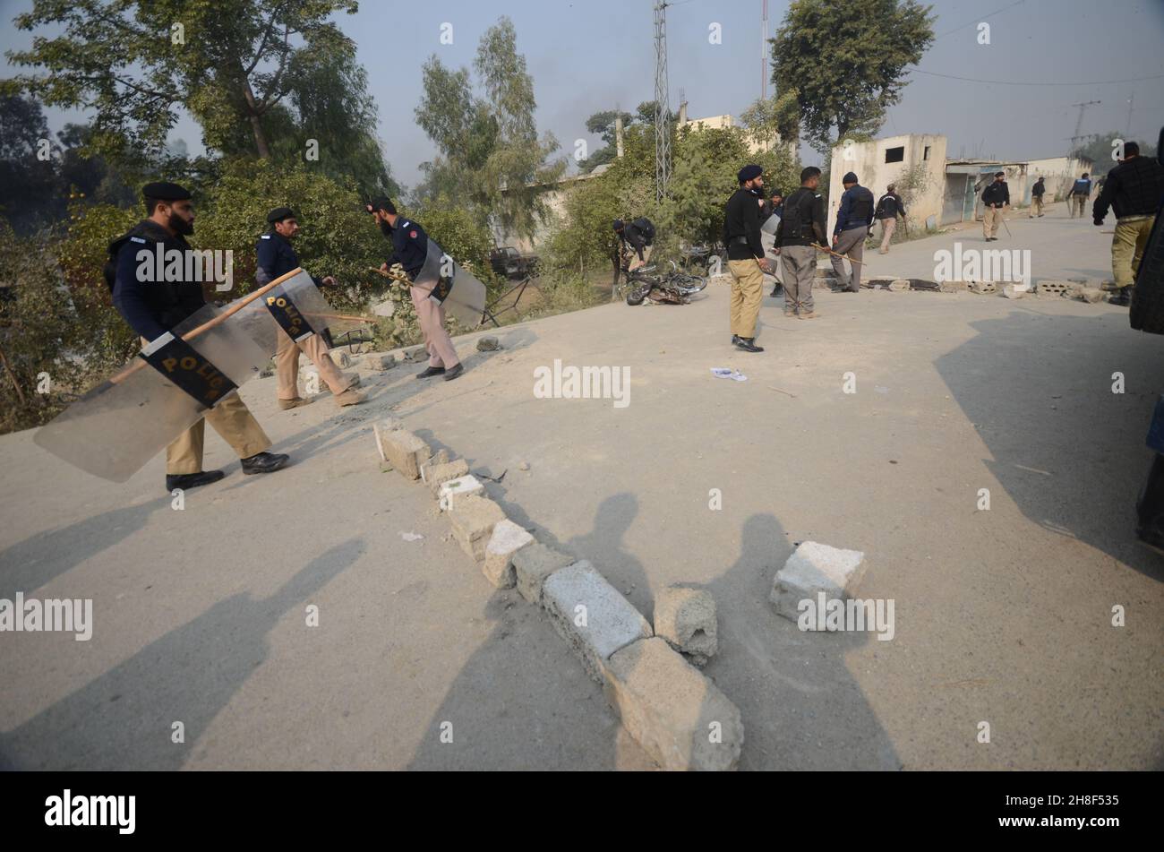 Peshawar, Pakistan. 29th Nov, 2021. An infuriated mob on Sunday ...