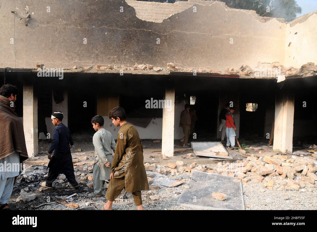 Peshawar, Pakistan. 28th Nov, 2021. An infuriated mob on Sunday ...