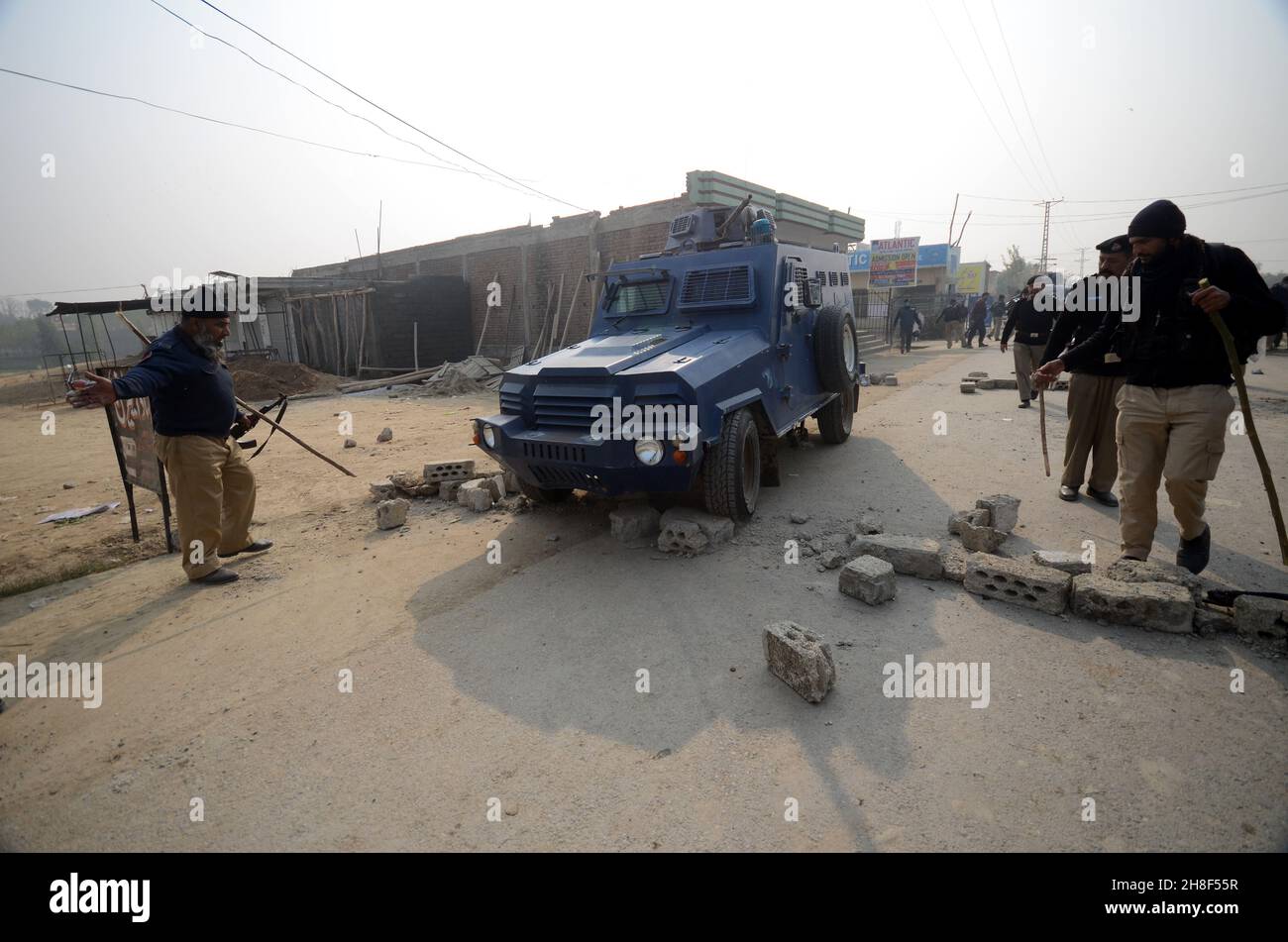 Peshawar, Pakistan. 29th Nov, 2021. An infuriated mob on Sunday ...