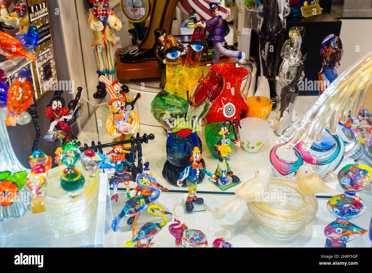 Murano glass products in souvenir shop in Venice Stock Photo - Alamy