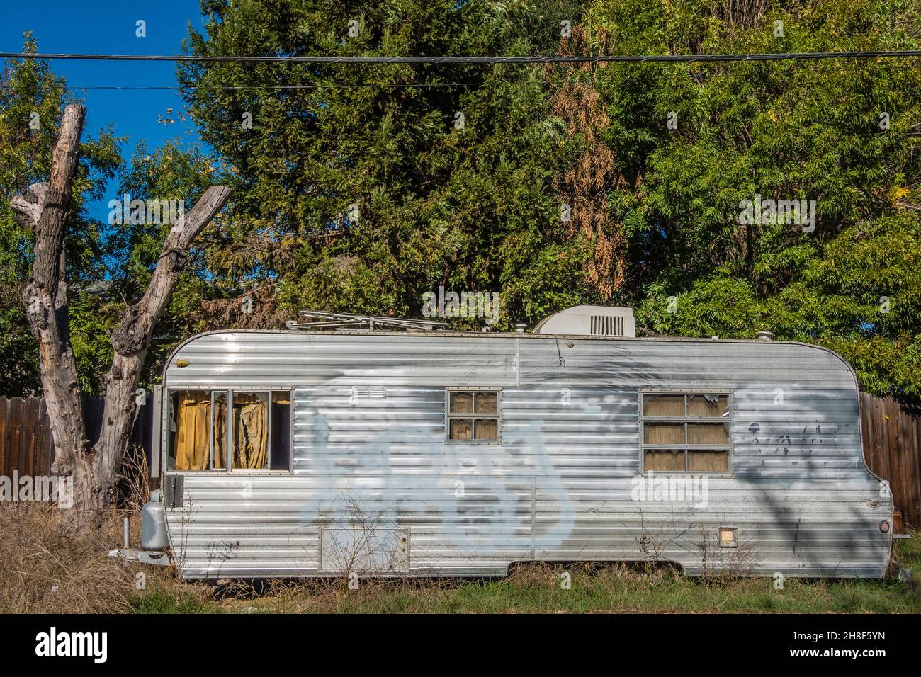 Old run down abandoned trailer hi-res stock photography and images - Alamy