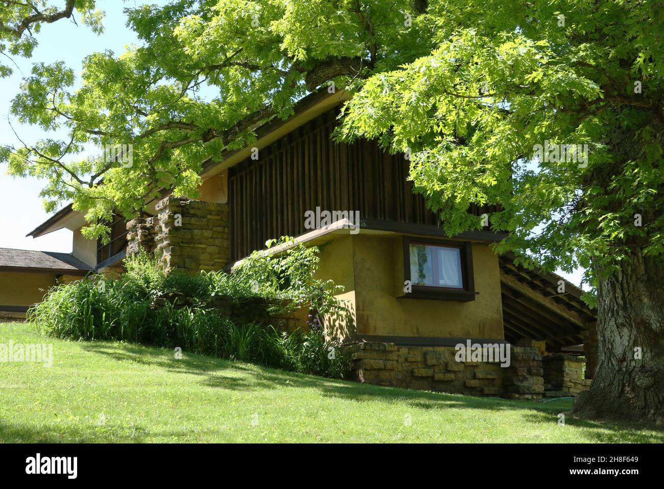 Taliesin house exterior. Architecture and decor design by Frank Lloyd ...