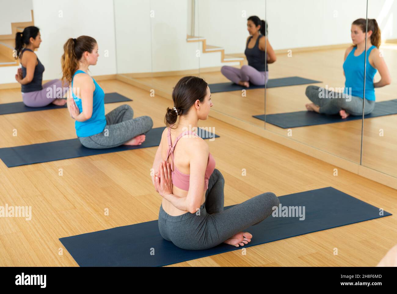 Gym positions woman hi-res stock photography and images - Alamy