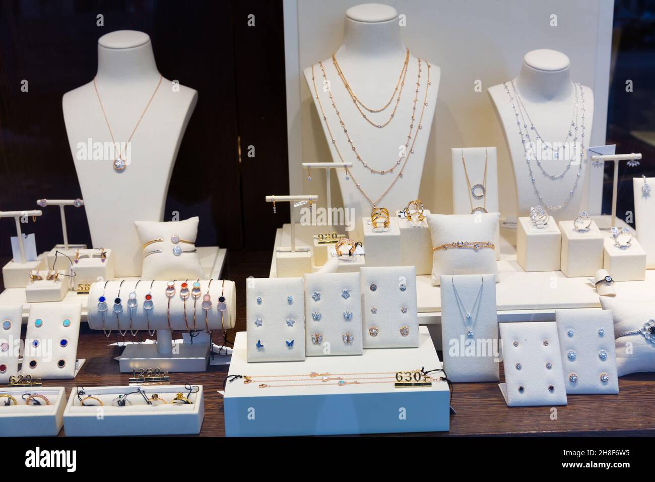 Window of jewelry store Stock Photo - Alamy