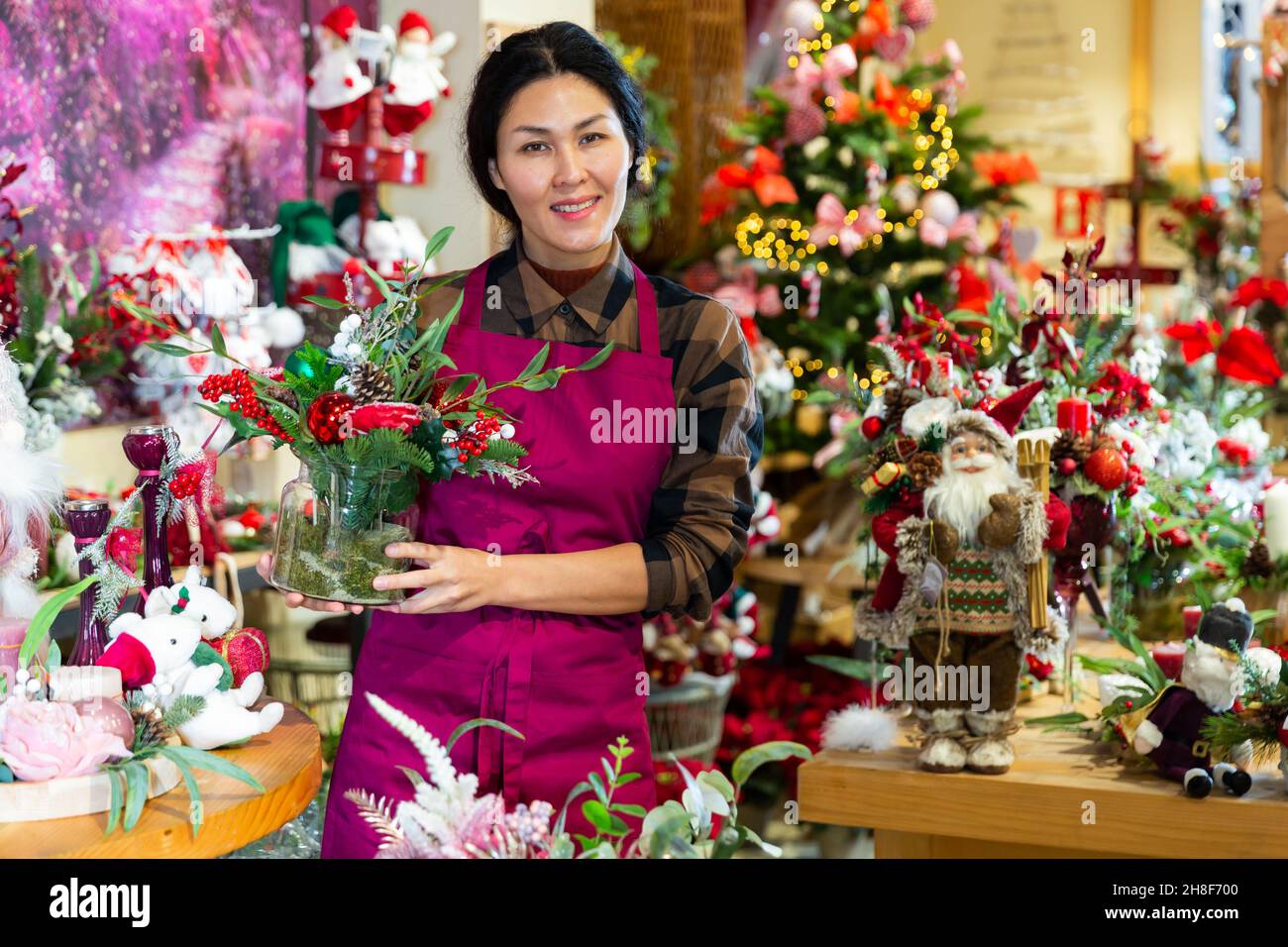 Woman makes christmas decorations hi-res stock photography and images ...