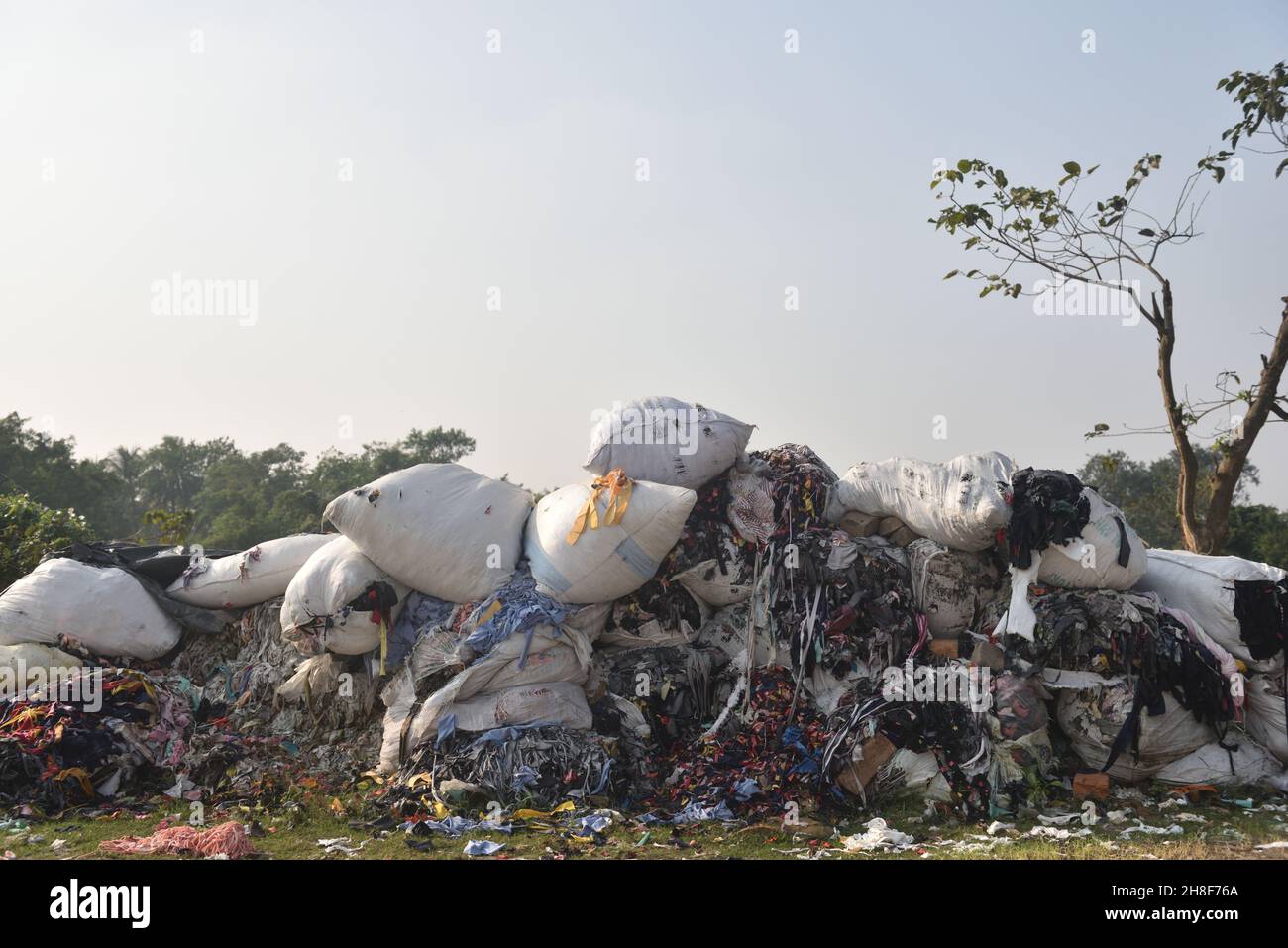 West Bengal, India. 28th Nov, 2021. Waste fabric recycling is the ...