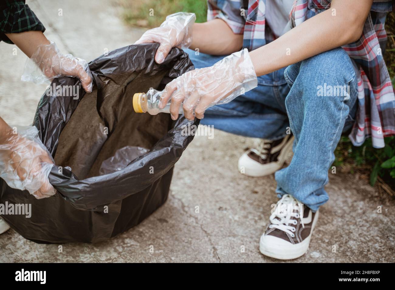 Teen volunteer rubbish hi-res stock photography and images - Alamy